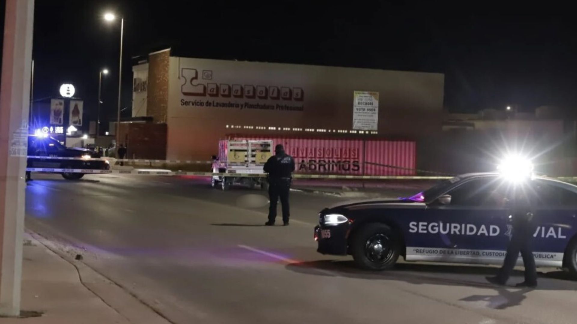 ¡IMÁGENES FUERTES! Niña de dos años muere atropellada luego de soltarle ...