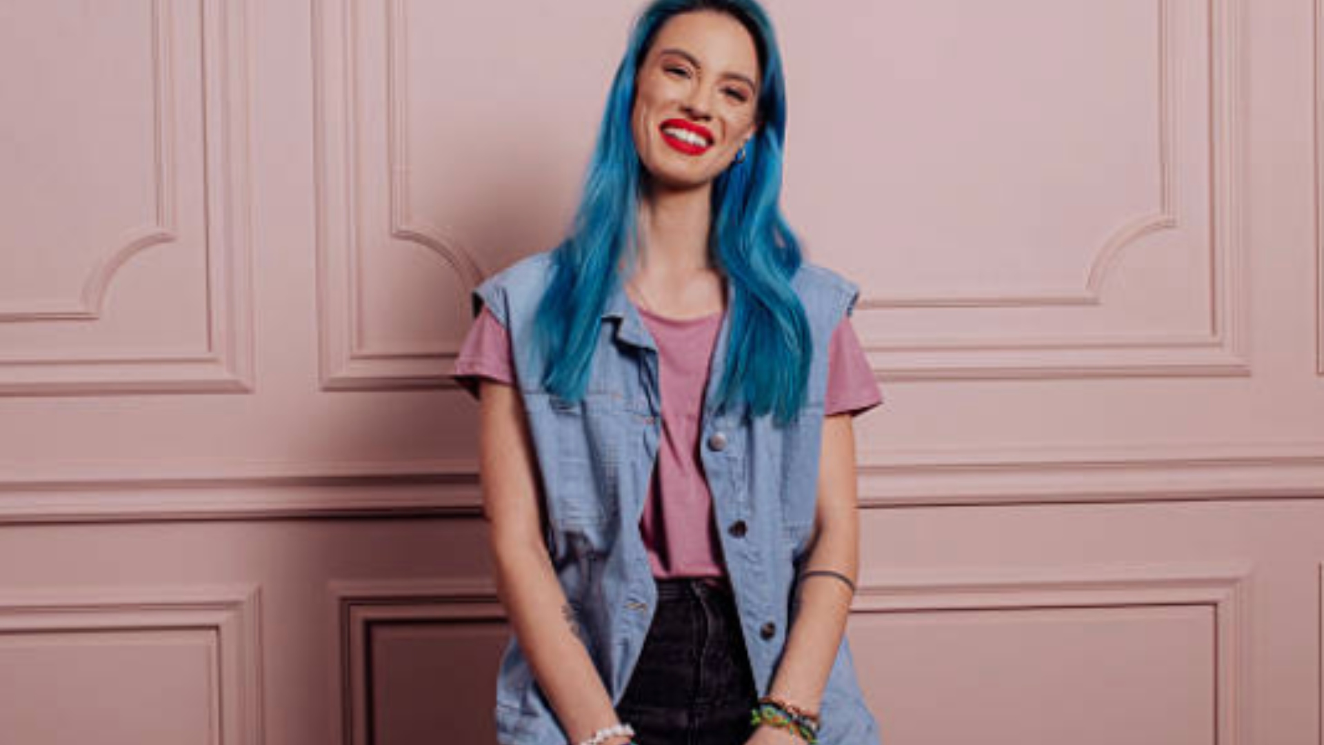 Qué significa que una persona se pinte el pelo azul, según la psicología