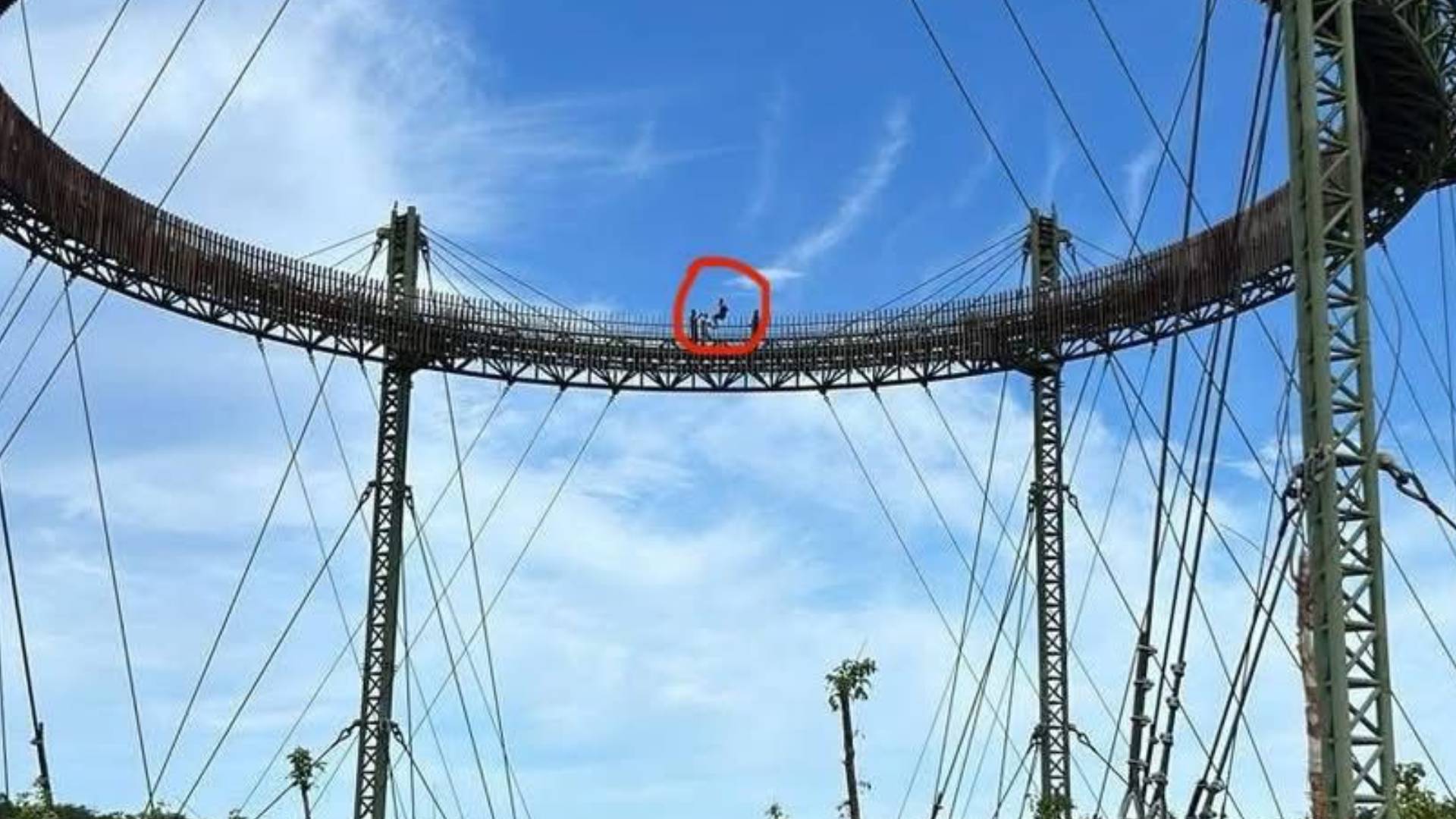 ¡Se quería lanzar! Mujer amenazó con aventarse de una estructura del ...