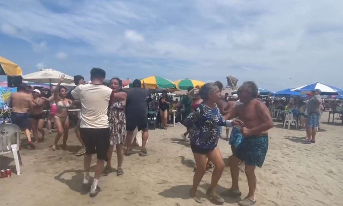 Playa Mocambo Veracruz: Turistas arriban al puerto bailando salsa