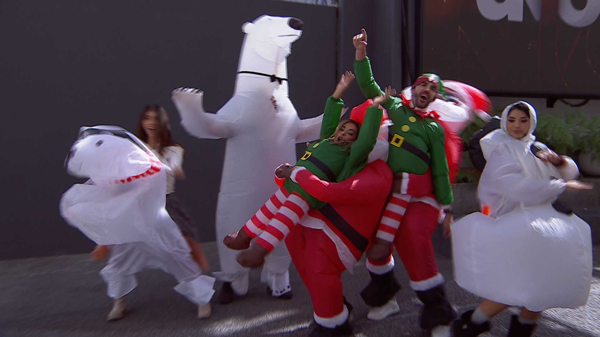 ¡Tuvimos una peculiar carrera de botargas navideñas!