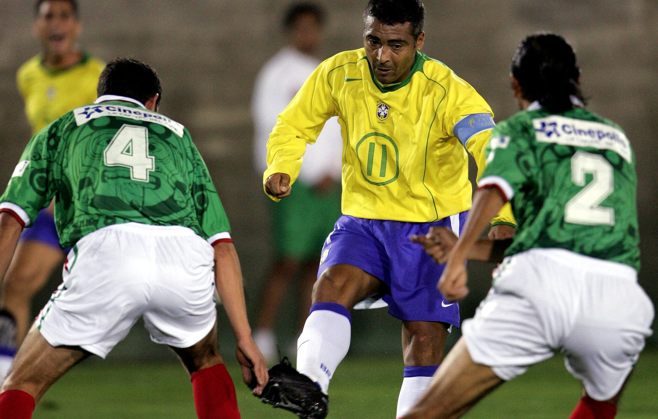 Romario, astro brasileño del fútbol, jugará en un equipo de Río de ...