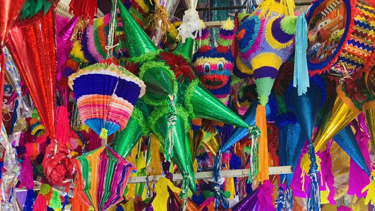 ¿Cuál es el origen y significado de las piñatas en México?