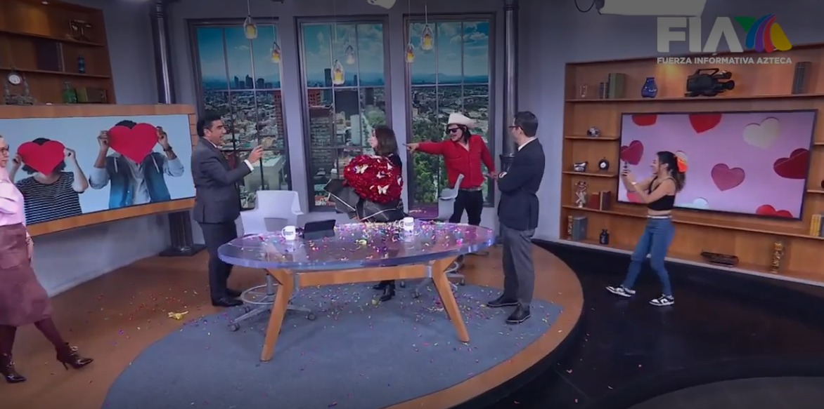 El Patrón le regala rosas a periodista de TV Azteca durante programa en vivo