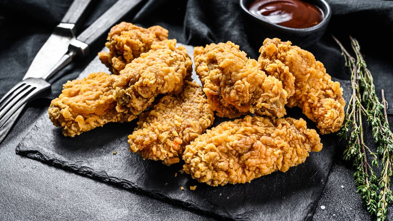 Revelan la receta para preparar pollo Kentucky y su acompañamiento secreto