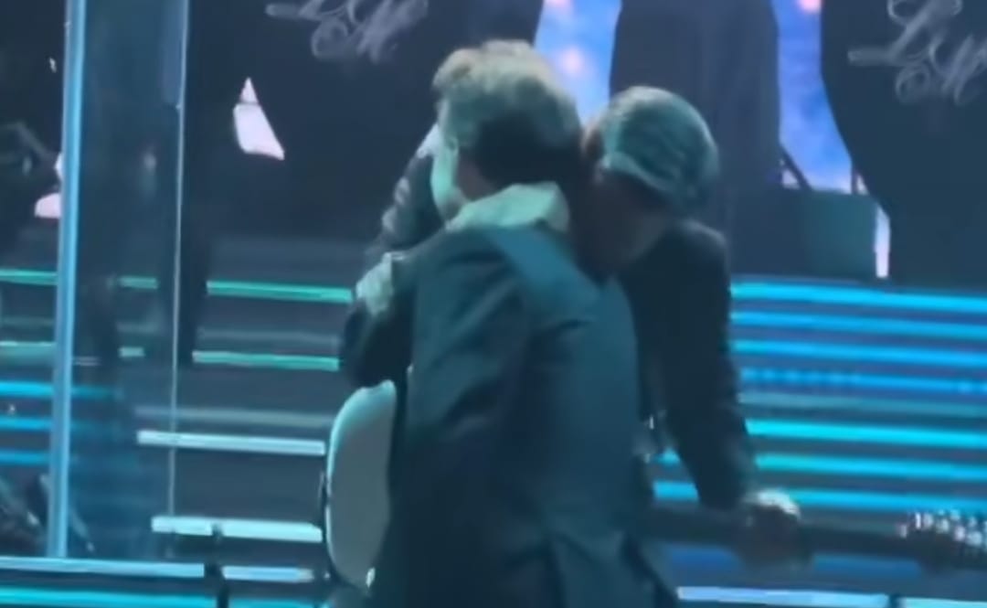 VIDEO: Luis Miguel llora y abraza a ‘Kiko’ Cibrián, su músico de toda ...