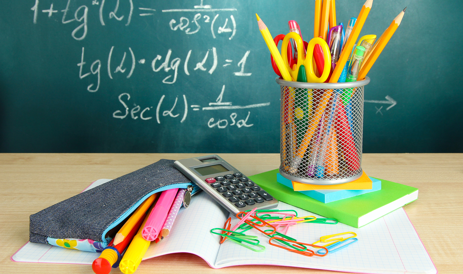 Cuadernos y colores, útiles escolares imprescindibles