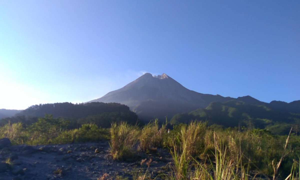 Volcán Merapi cobra la vida de 11 alpinistas al entrar en erupción
