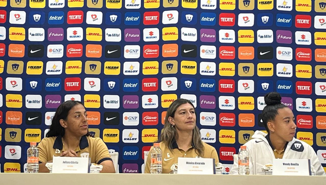 Mónica Alvarado y Julissa Dávila hablan durante su presentación con Pumas femenil