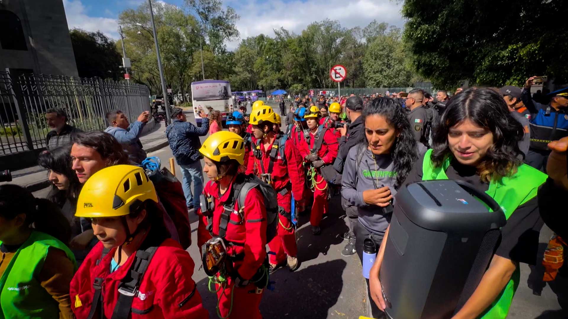 Activistas de Greenpeace se manifestaron en la Estela de Luz