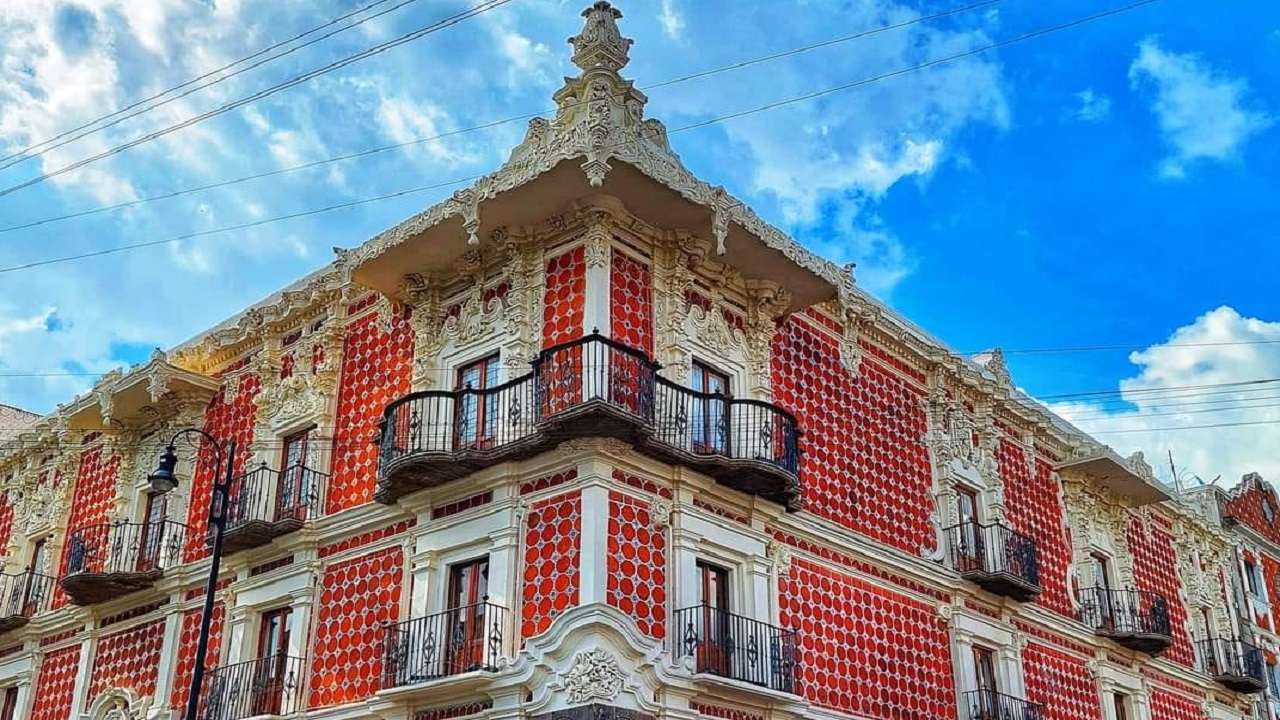 Mujer posa en lencería en el Museo del Alfeñique: ¿Quién es Maia Monter ...