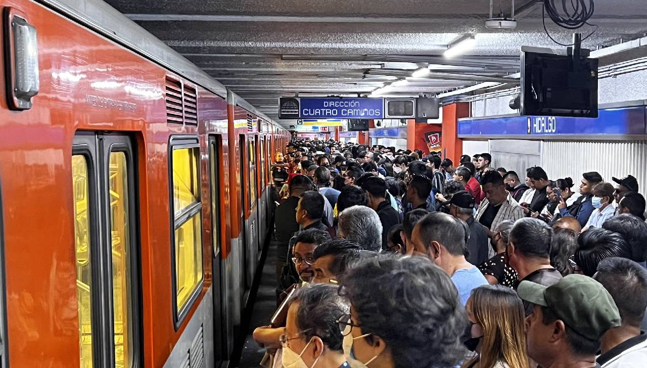 Metro CDMX hoy 3 de enero de 2024: Hombre baja a la zona de vías y ...