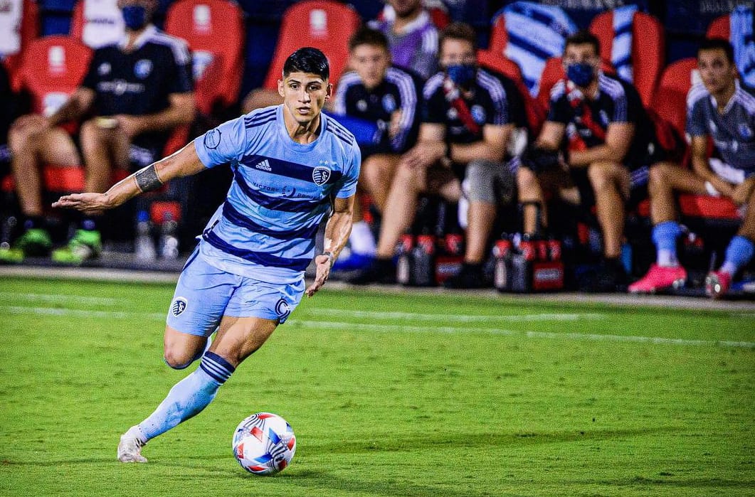 Alan Pulido se aleja de Chivas; el delantero podría fichar con Cruz Azul