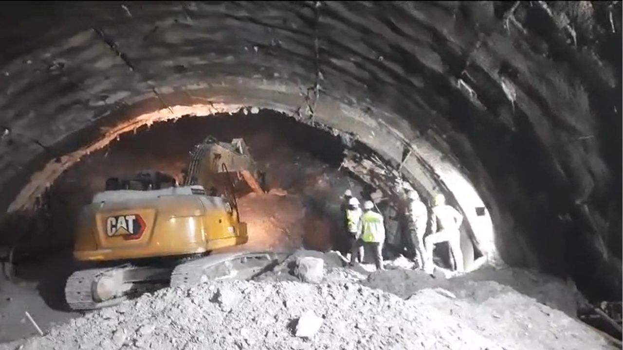 VIDEO: 40 trabajadores quedan atrapados durante derrumbe de túnel en la India