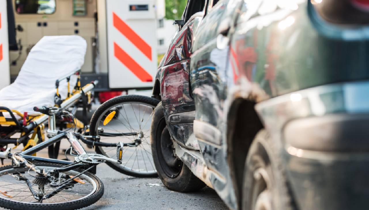 Ciclista muere atropellado tras circular en sentido contrario