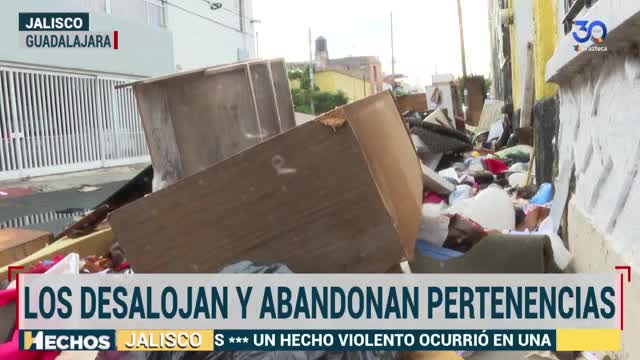 Familia desalojada y sus pertenencias quedan en la calle