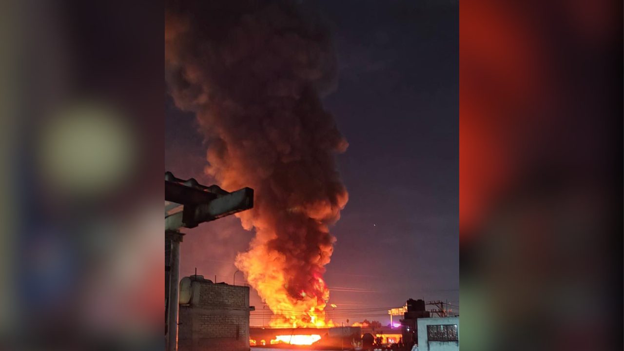 Incendio en fábrica de pintura en San Francisco Xalostoc, Ecatepec