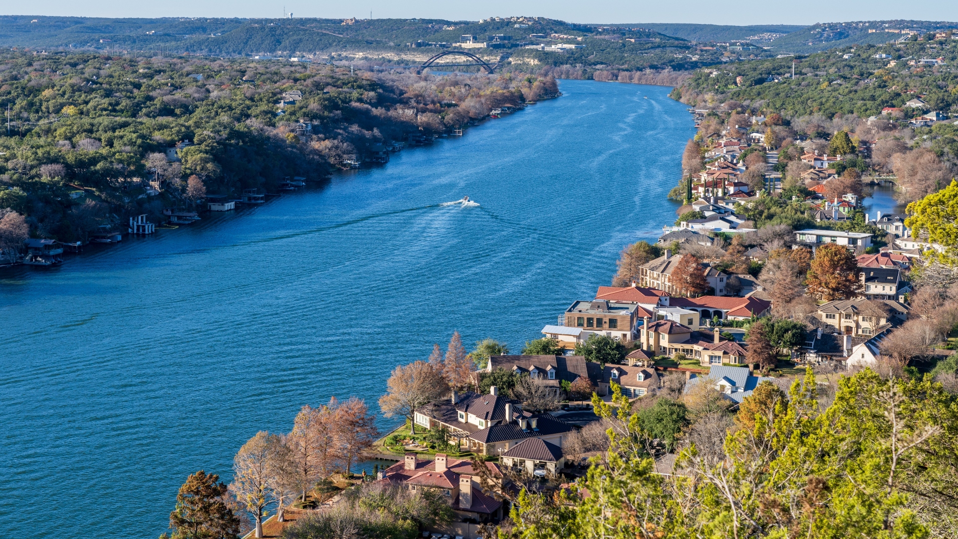 Sobre el lago y en Austin, venden esta icónica mansión que tiene las ...
