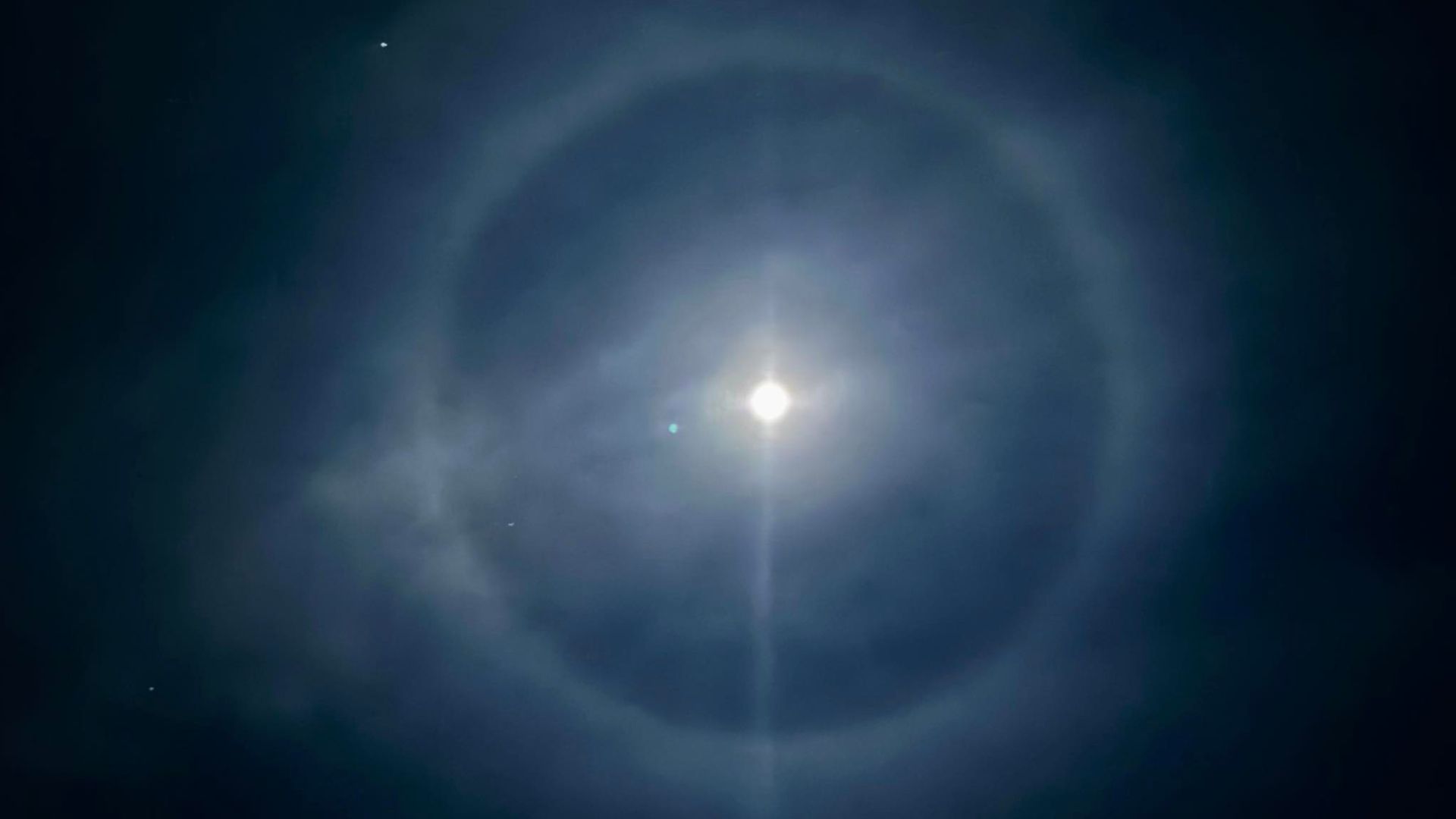 Halo lunar: Qué es, cómo se forma y relación con el pronóstico del tiempo