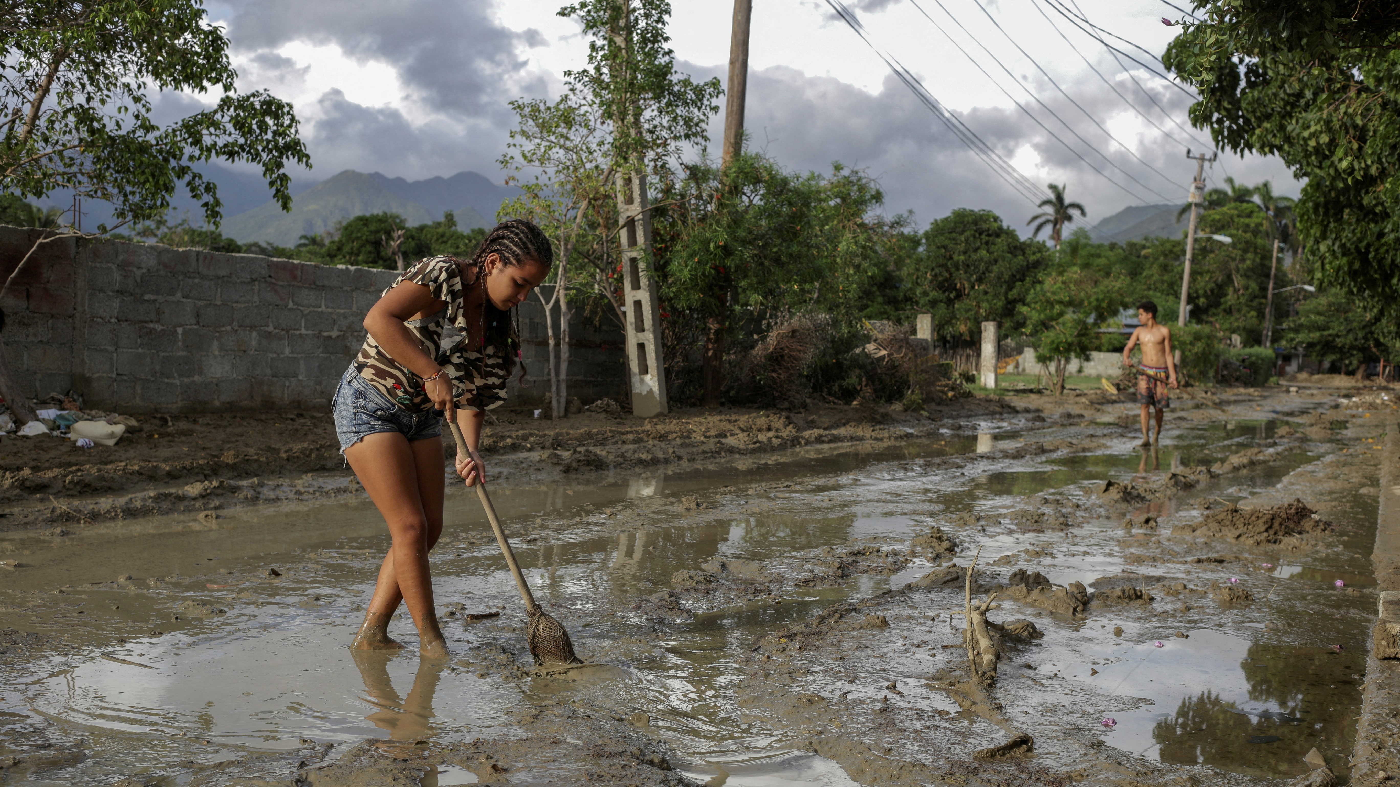 Huracán Rafael se intensifica a categoría 2; amenaza a Cuba