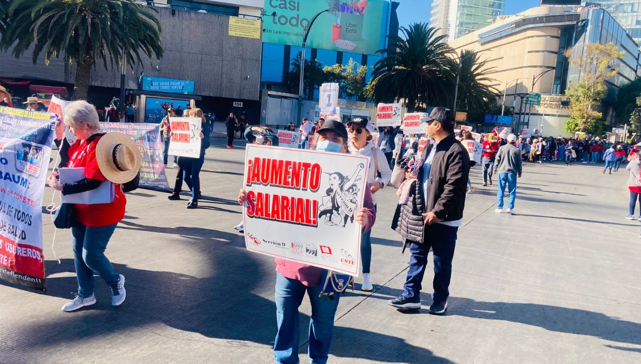 Trabajadores de la Educación marchan en CDMX para exigir aumento salarial