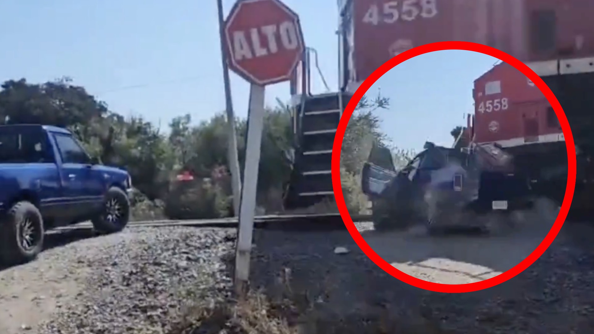 Impactante VIDEO: Camioneta es brutalmente arrastrada por tren y ...