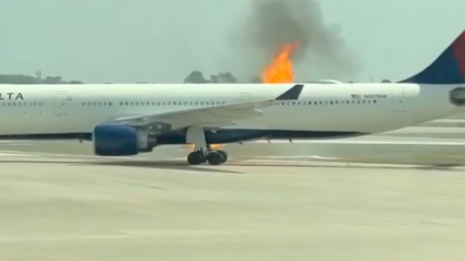 VIDEO | 300 pasajeros de un avión son evacuados por incendio en el aeropuerto de Orlando ...