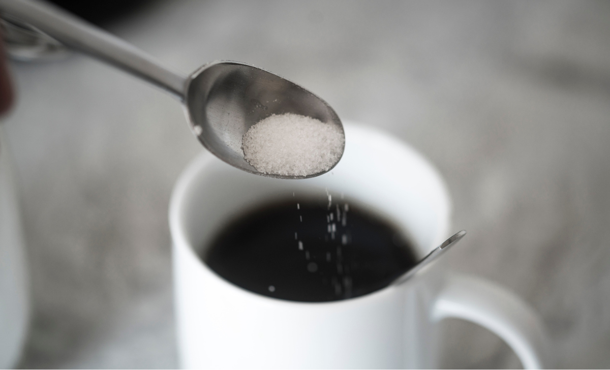 ¿Cuántas cucharadas de azúcar es recomendable echar al café o té?