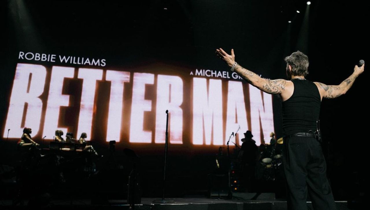 Robbie Williams en el Super Bowl LX; confirma que NFL lo busca para el show de medio tiempo de 2026