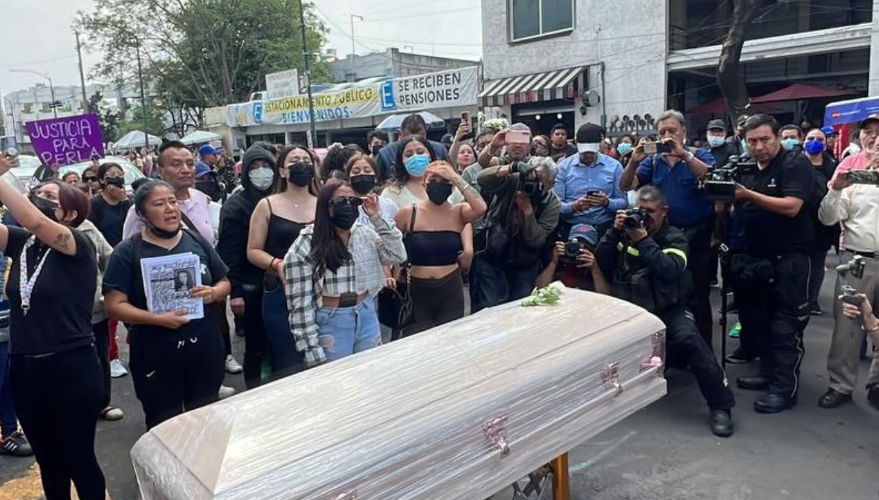 Caso Perla Cristal: Familiares protestan con todo y ataúd afuera de la ...