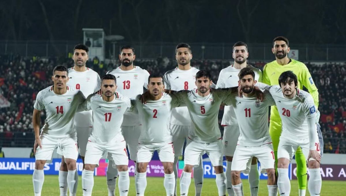Selección de Irán sale al campo con fotos de menores fallecidos