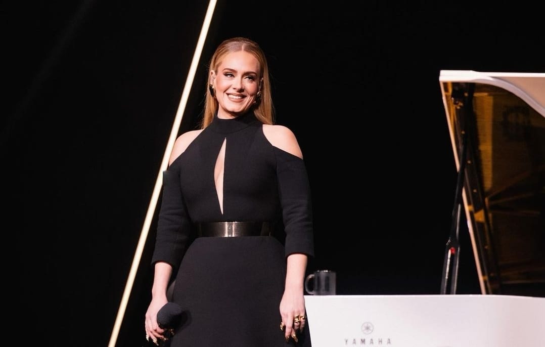 VIDEO: Dr. Simi invita a Adele a conocer su fábrica de peluches