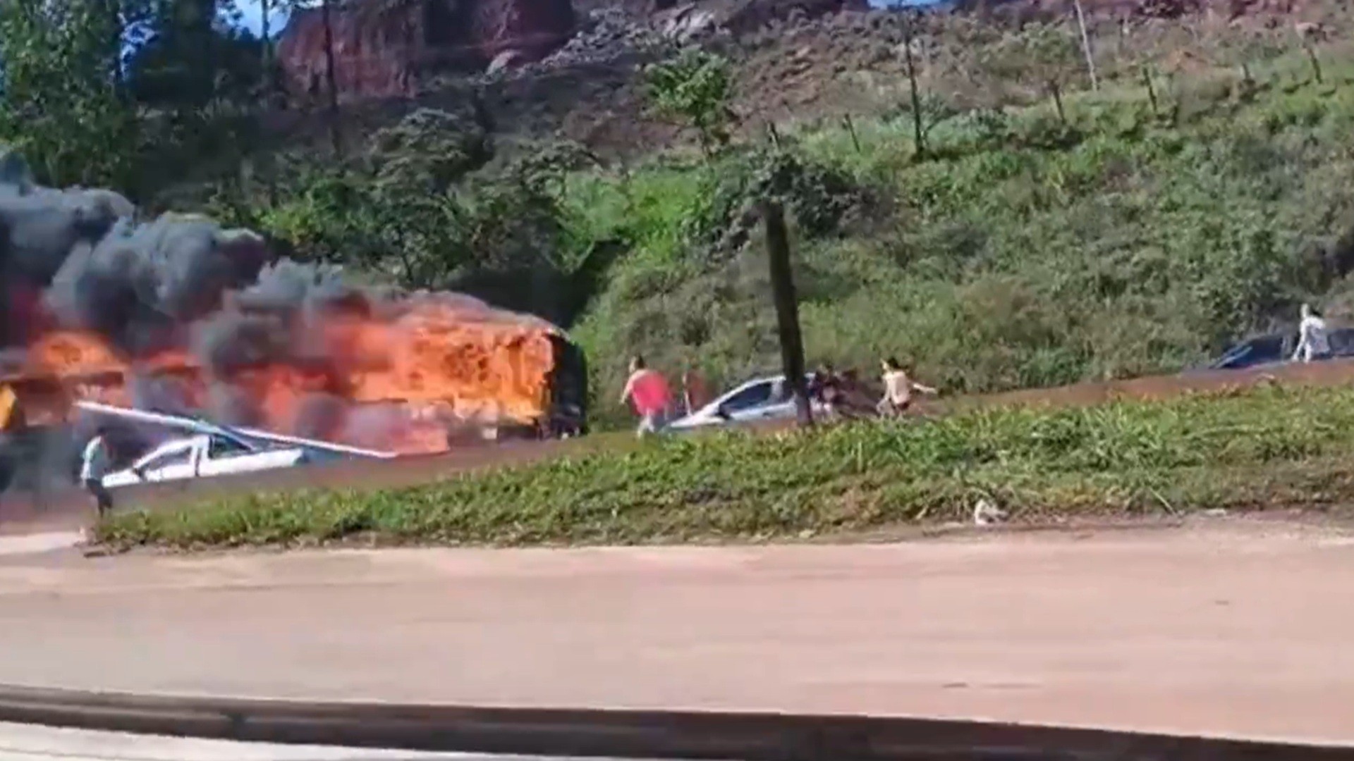 Autobús de turismo en llamas en Brasil HOY: saldo del incendio, causas ...