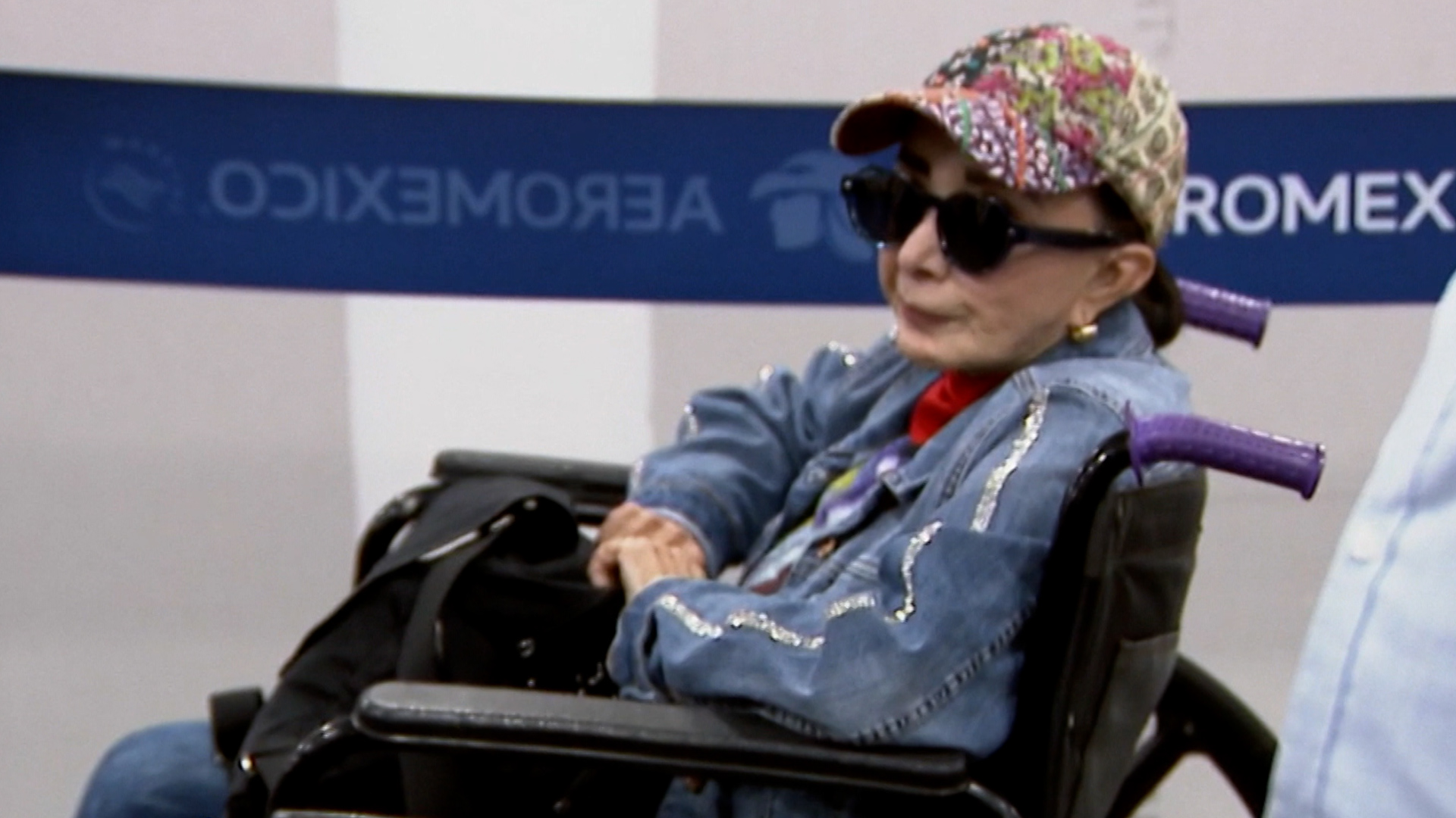 María Antonieta de las Nieves llegó en silla de ruedas al aeropuerto de ...
