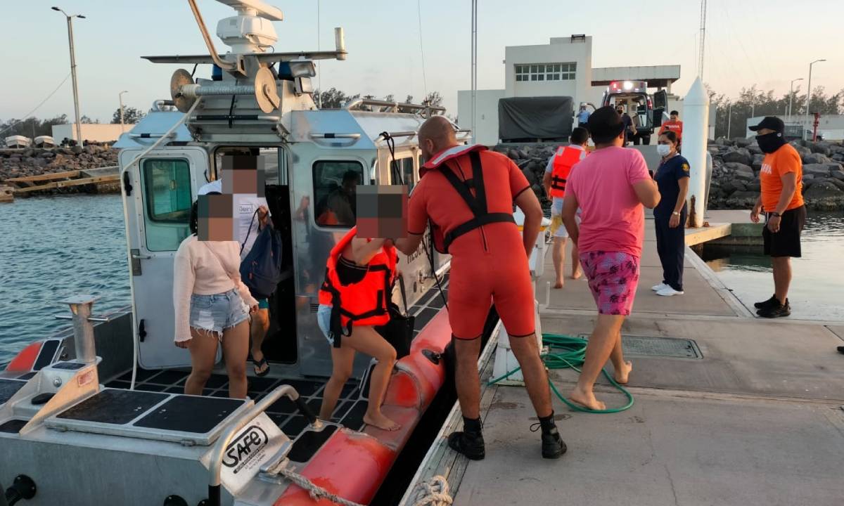 Semar rescata a personas varadas en yate en isla Salmedina