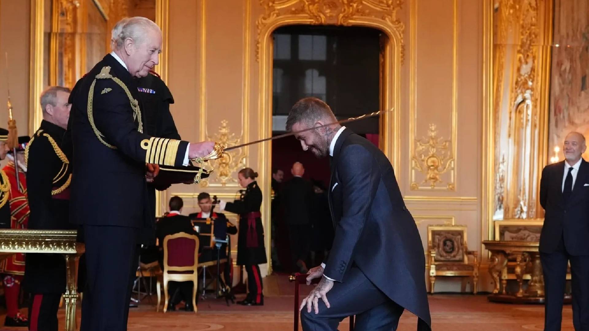 David Beckham es nombrado caballero por el rey Carlos III