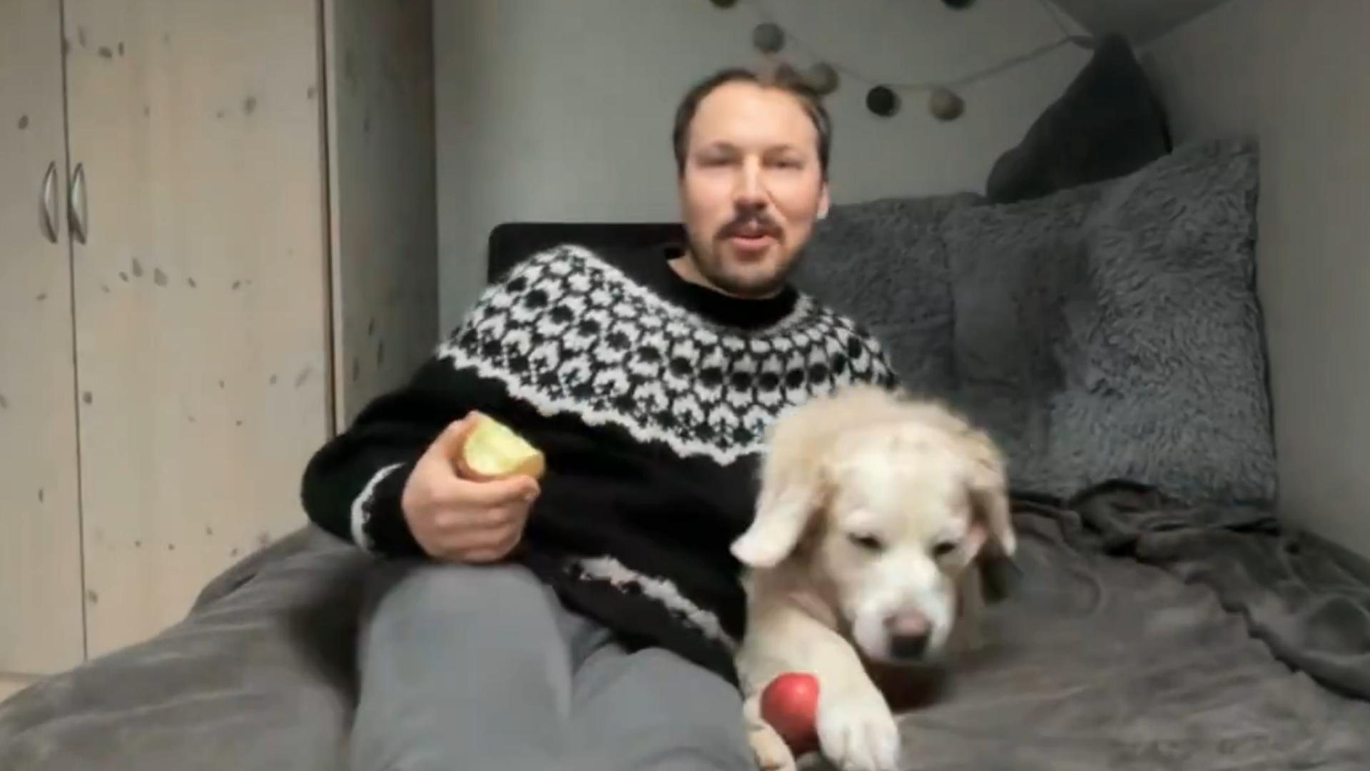 "Flow": el tierno festejo de Gintz Zilbalodis y su perro tras las ...