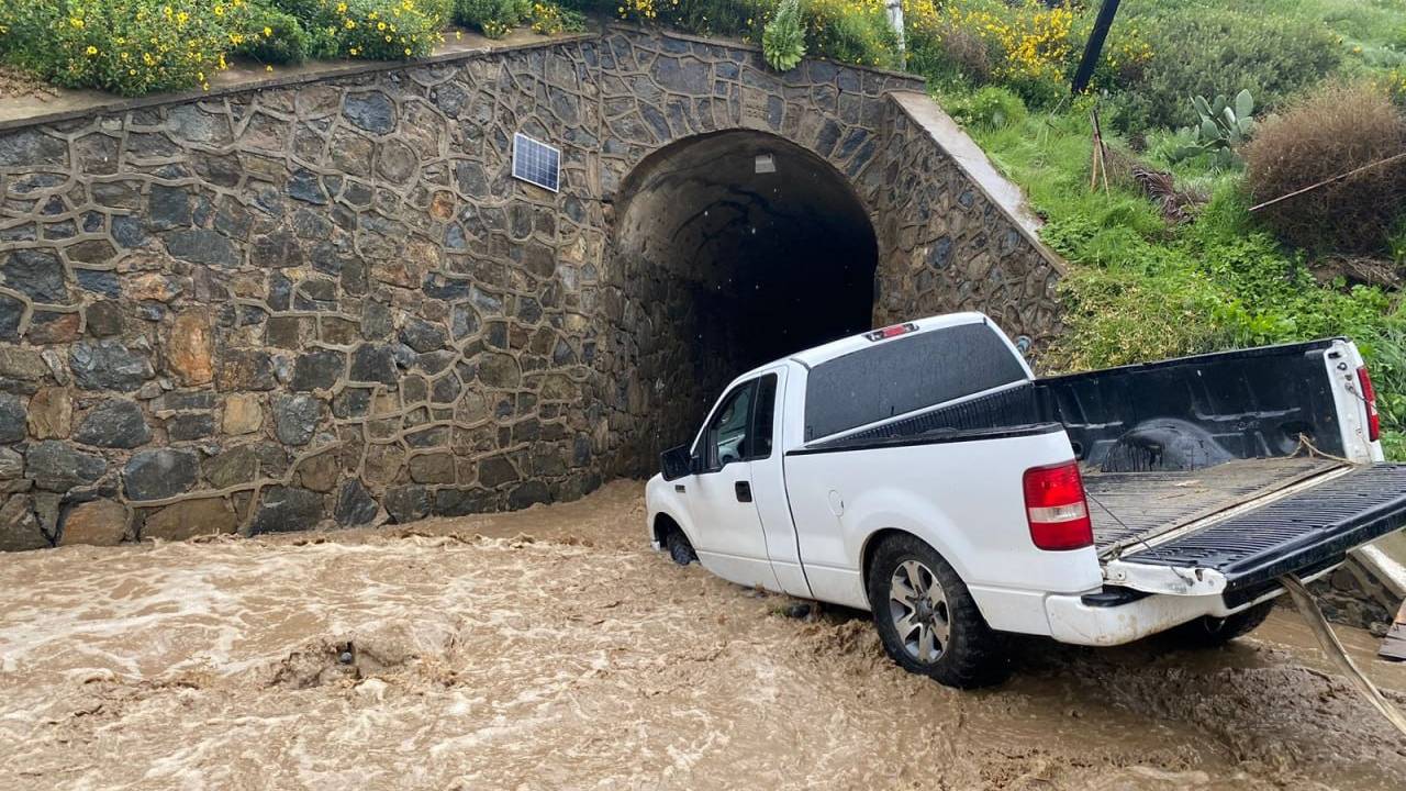 Hombre queda atascado en arroyo en Rosarito