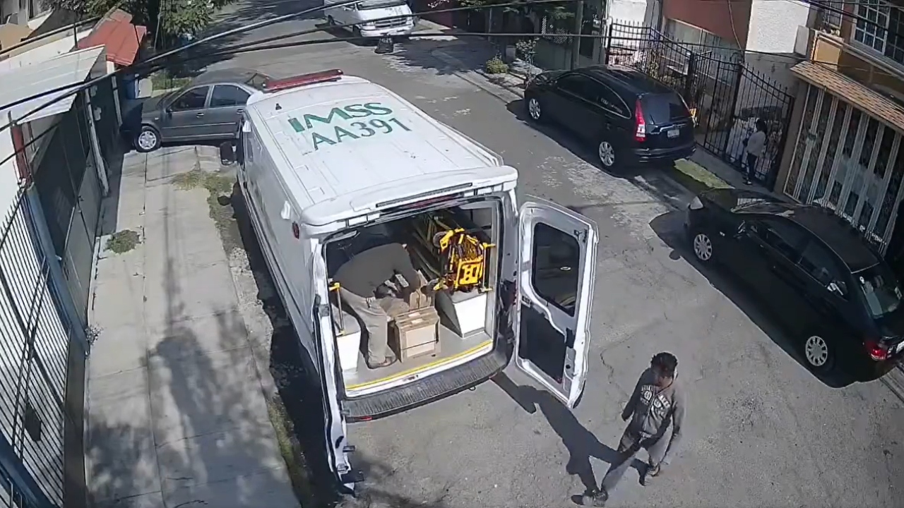 Ambulancia del IMSS es usada para transportar material de construcción ...