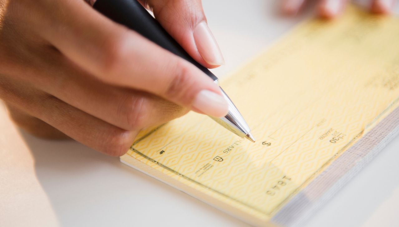 ¿Cómo es el modus operandi de la 'estafa del cheque'?
