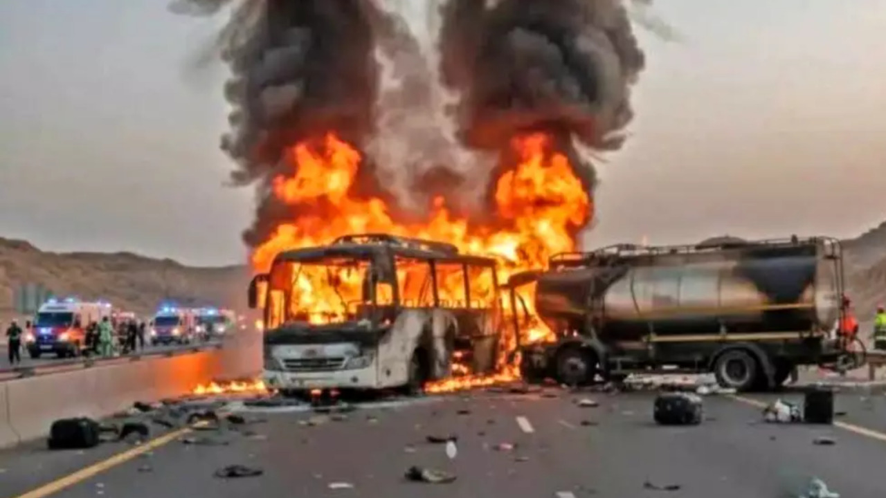 Choque entre autobús y pipa deja 45 peregrinos muertos en Medina