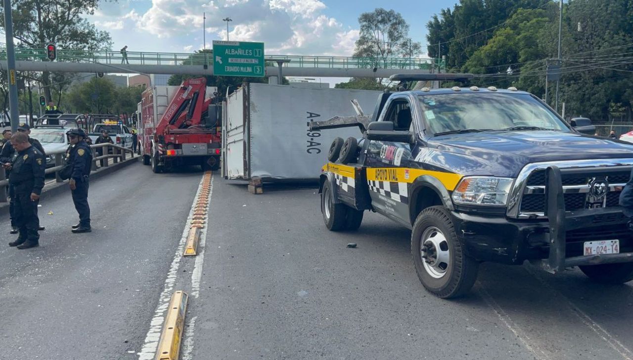 Camioneta vuelca frente a la TAPO y provoca caos vial Zaragoza