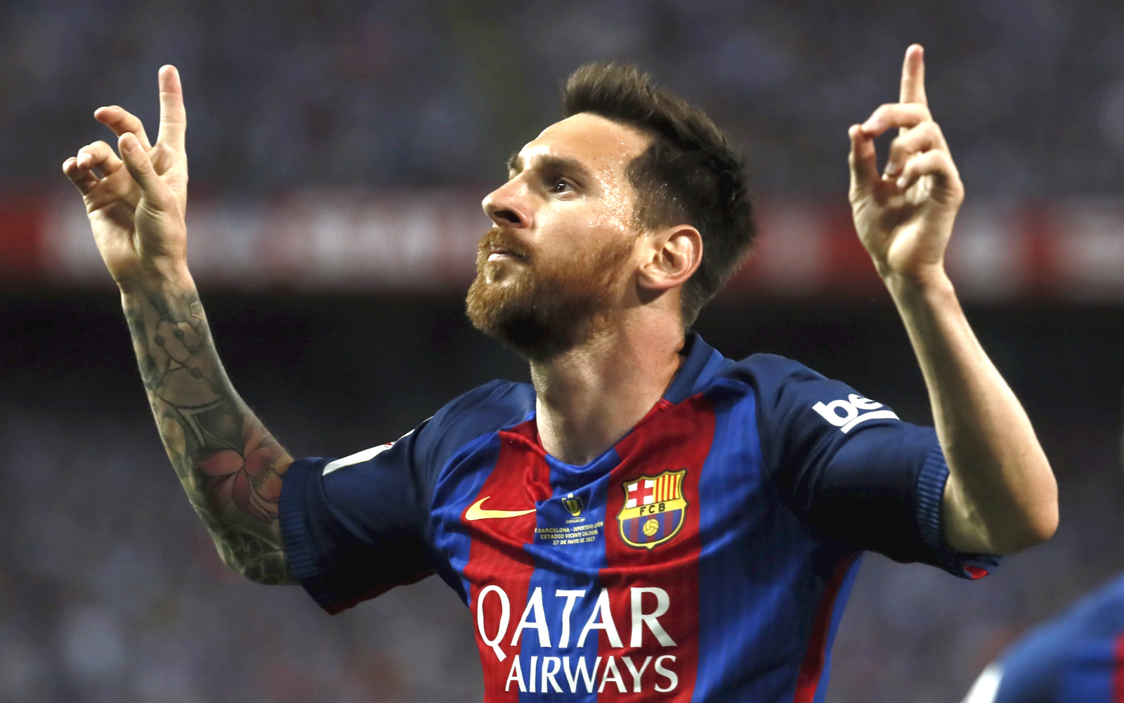 El otro lado de Lionel Messi; dona zapatos de récord