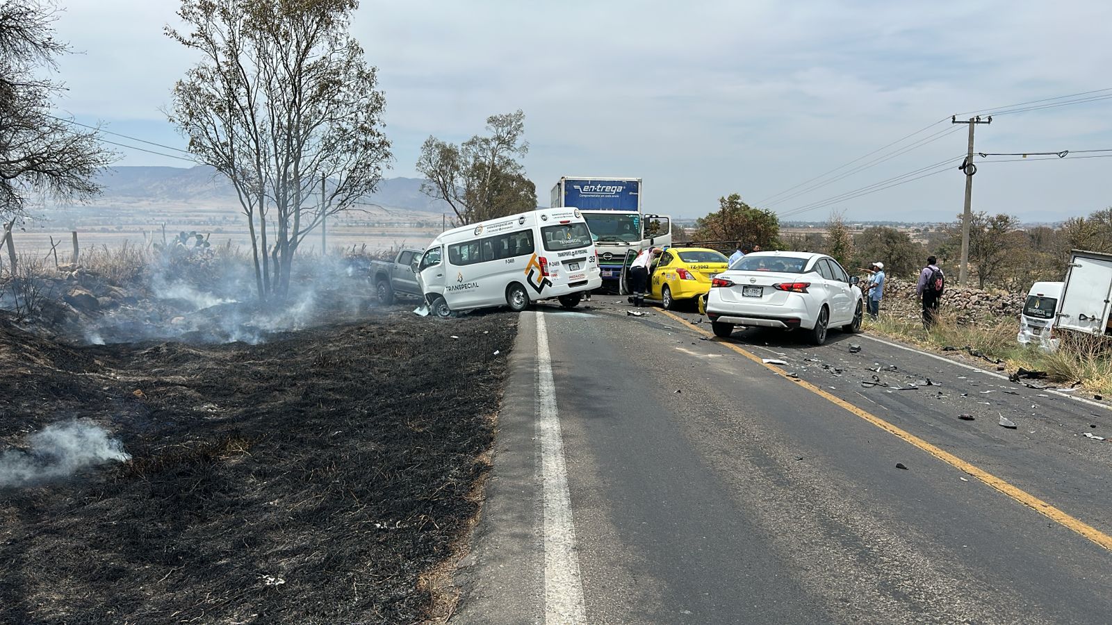 Accidente múltiple en la carretera Galindo–Amealco; hay siete vehículos ...