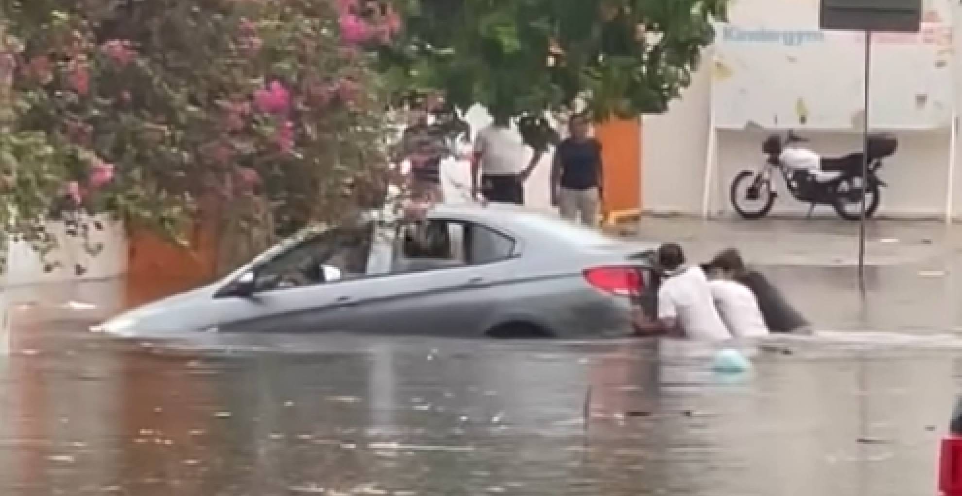 Lluvias en Yucatán provocan que los autos FLOTEN debido a las inundaciones