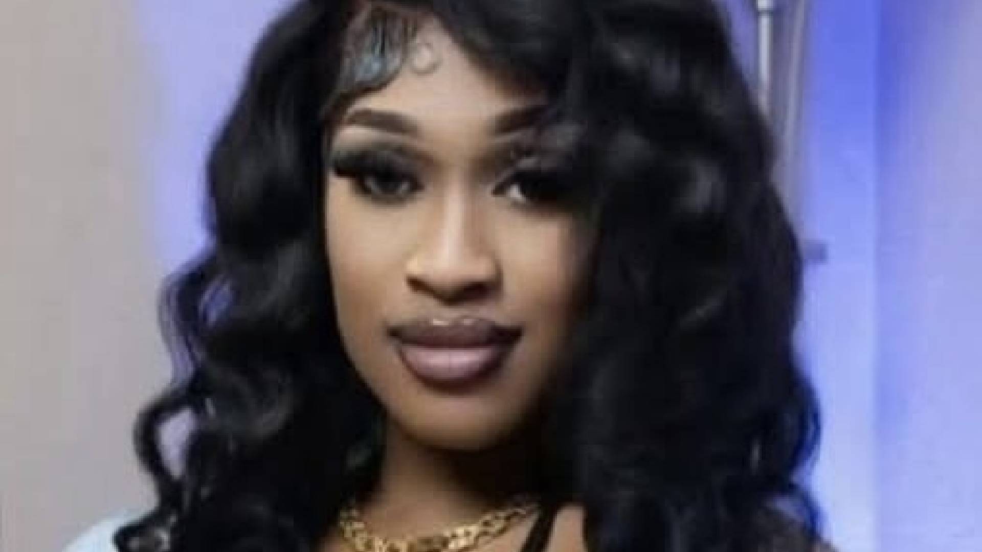 ¿Quién es Lola Doll? Atacan a la influencer en la puerta de su casa