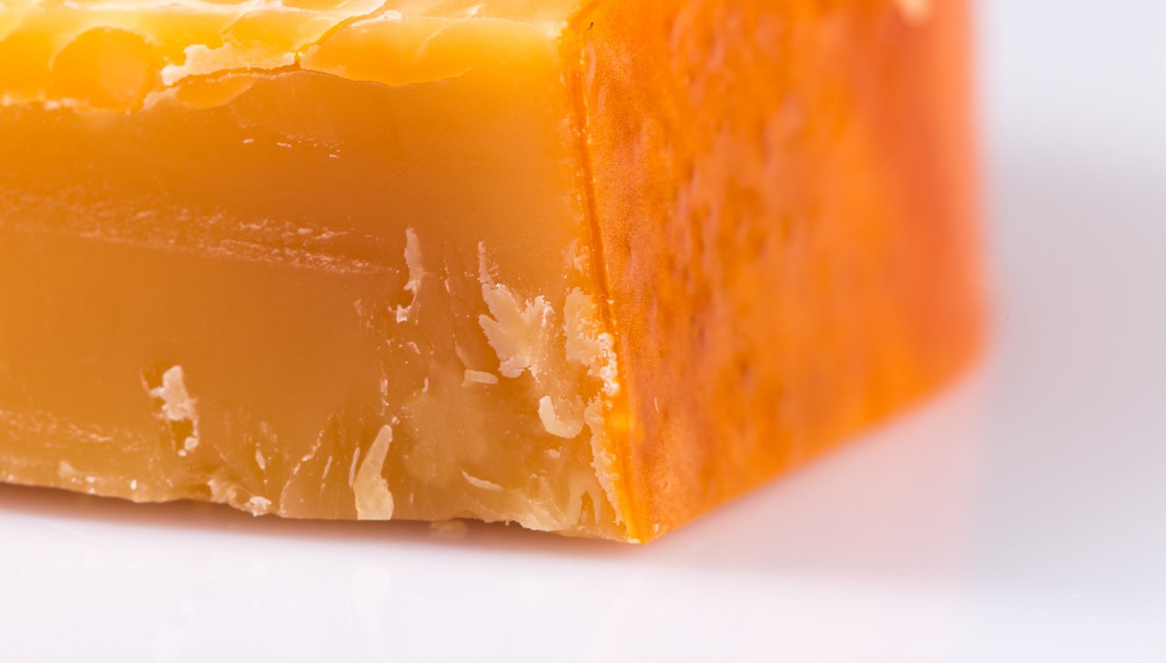FDA: Eliminan famosa marca de queso cheddar por bacteria peligrosa