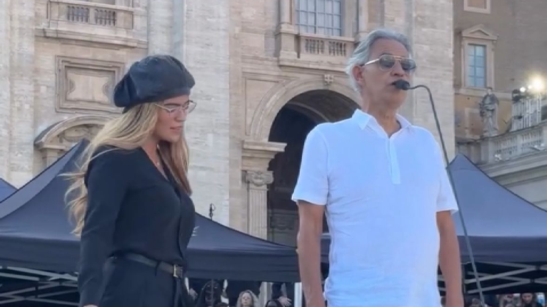 Karol G y Andrea Bocelli juntos durante ensayo para concierto Grace for ...