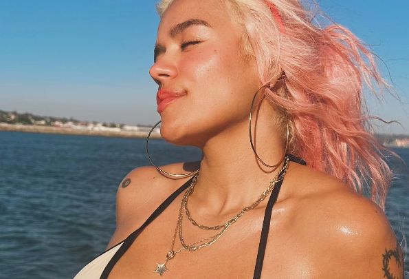 Karol G enciende las redes con un sensual traje de baño bicolor