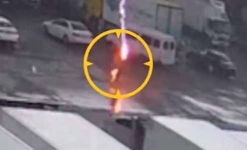VIDEO: Hombre muere al caerle un rayo en la cabeza cuando se dirigía al mercado en Rusia